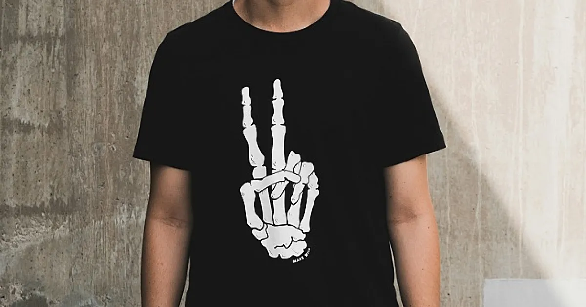 Pourquoi le t-shirt moche séduit de plus en plus